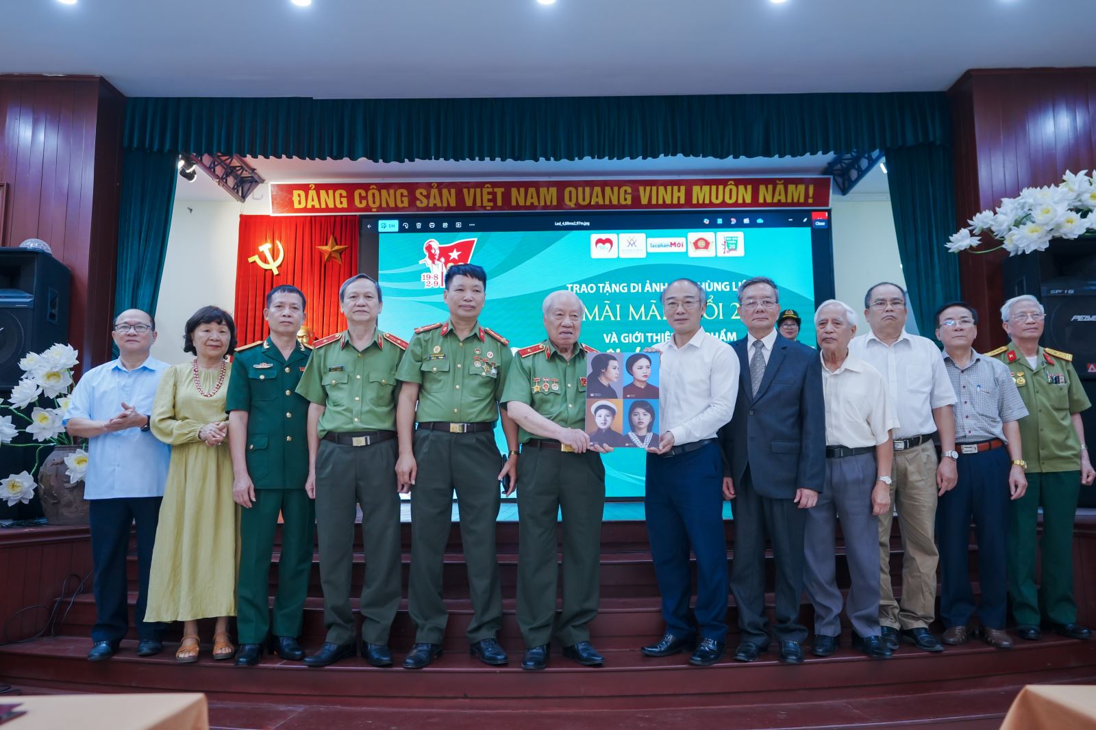 Phục dựng và trao tặng một số di ảnh Anh hùng – Liệt sĩ "Mãi mãi tuổi 20"